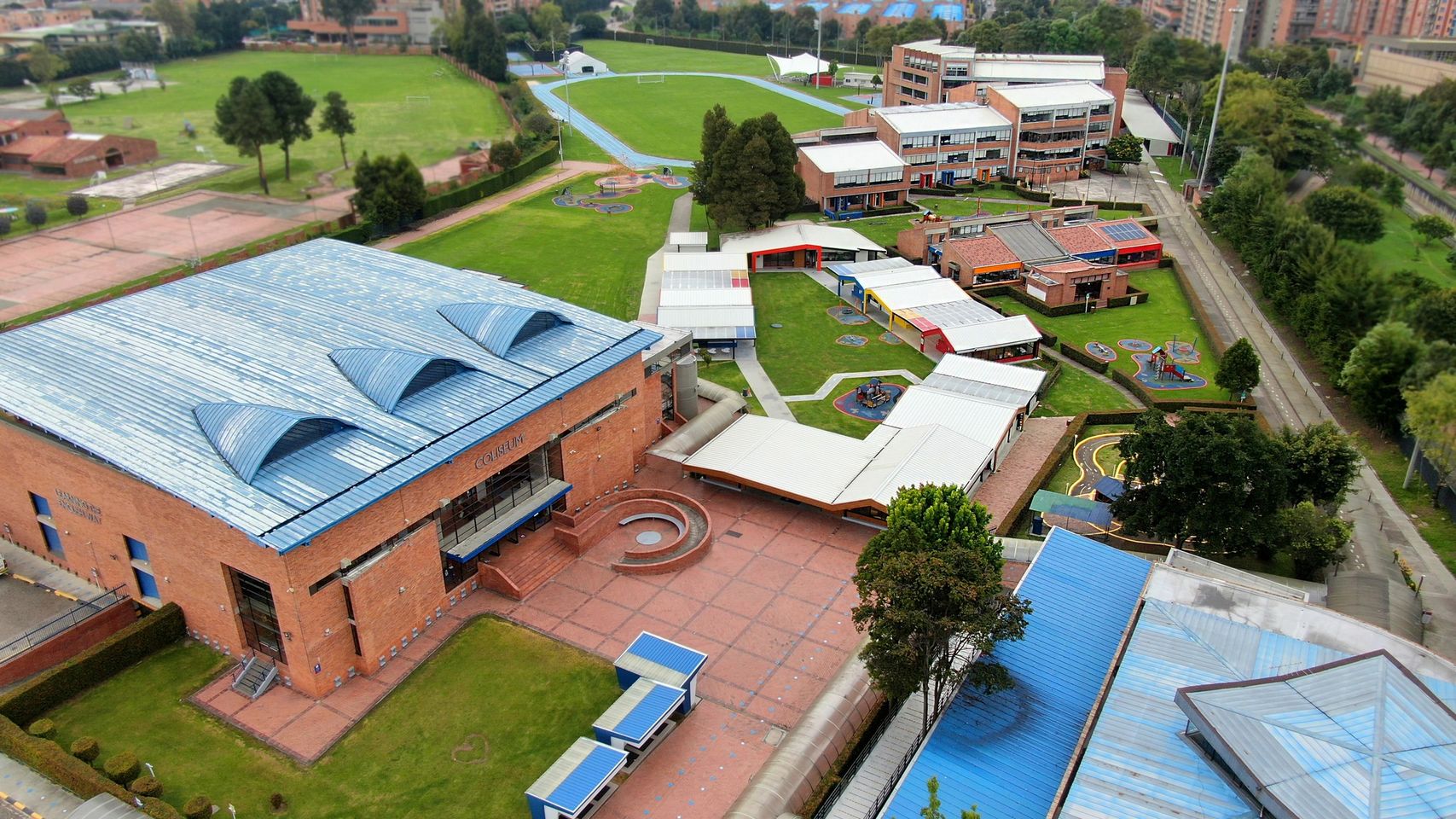Proyectil impacta en salón de clases del colegio The English School de Bogotá